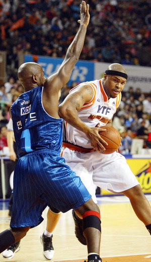 딕슨 `골 밑의 제왕` 27 리바운드 맹활약 - 부산일보