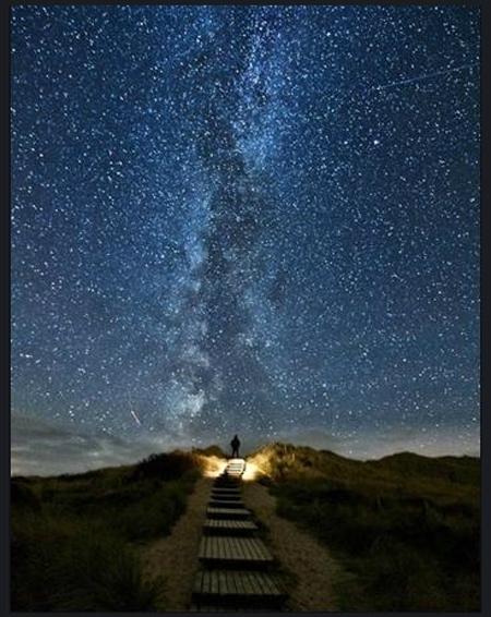 50번만 볼 수 있는 별 `아름다운 밤하늘에 2년에 한 번 나타나는 별이...` - 부산일보