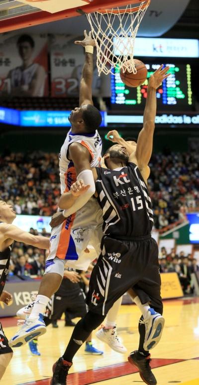 주포 막히고 용병 다치고… `불통` KT - 부산일보