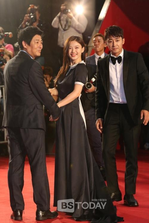 [20th BIFF] 성동일 김유정 손호준 `블랙 깔맞춤` - 부산일보