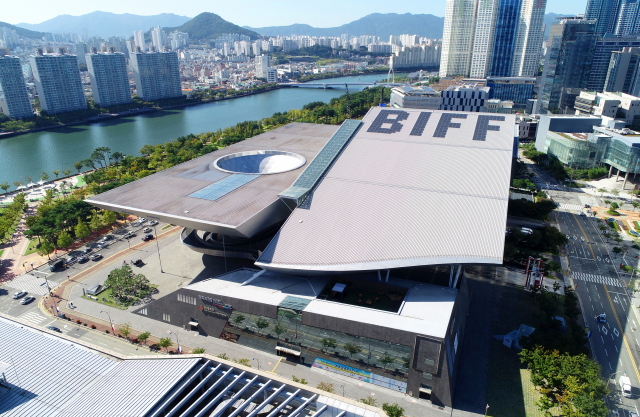 BIFF 역대 상영작 로컬형 OTT 추진 - 부산일보