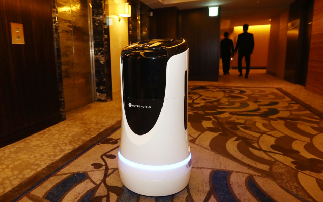 [포토뉴스] AI 로봇의 룸 서비스 - 부산일보