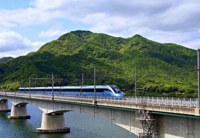 KTX 10억명 돌파…승객 이동거리 지구-태양 840번 왕복 - 부산일보