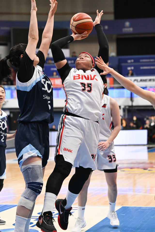 부산 농구남매 ‘극과 극’…KCC는 ‘완승’, BNK는 ‘연패’ - 부산일보